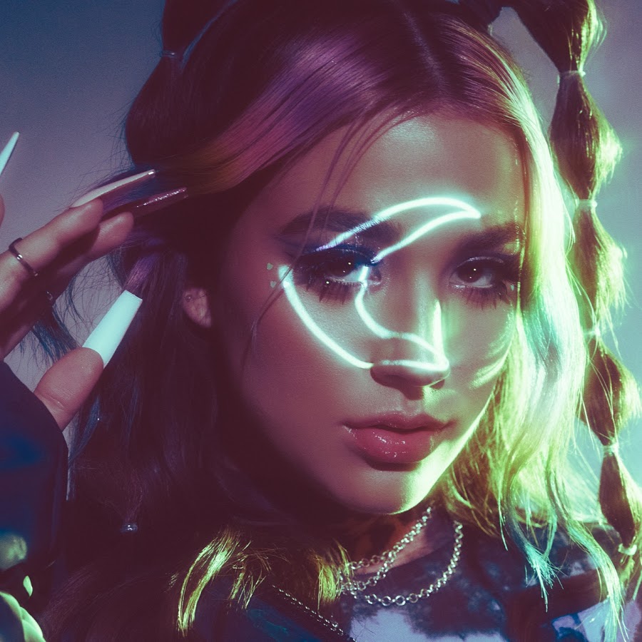Alaina Castillo – “pocket locket” | Songs | Crownnote